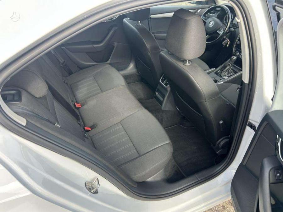 White Skoda Octavia 2017 in Radviliskis, with an engine capacity of 1.60 L and mileage of 160 thousand km for 9150 €, photo 11 on AUTOMOTO.COM.LV