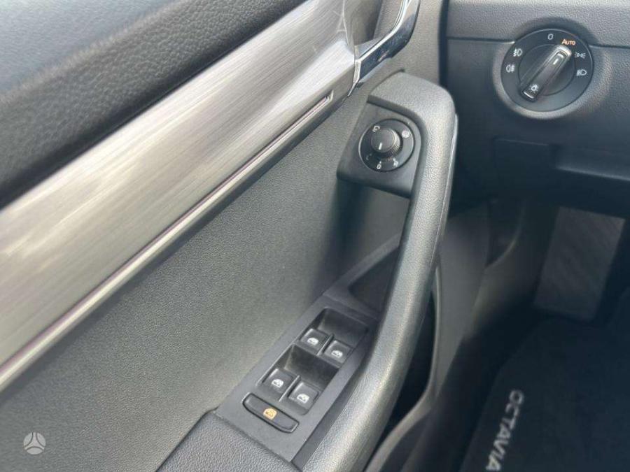 White Skoda Octavia 2017 in Radviliskis, with an engine capacity of 1.60 L and mileage of 160 thousand km for 9150 €, photo 14 on AUTOMOTO.COM.LV