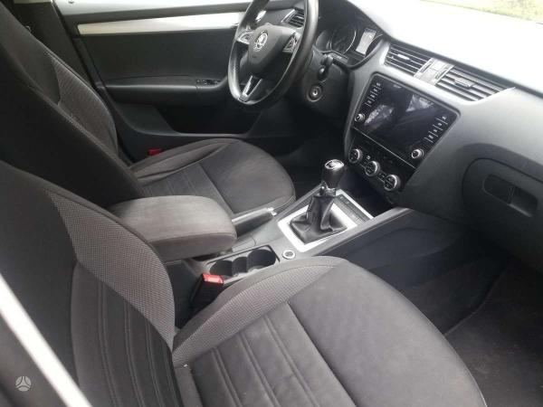 White Skoda Octavia 2018 in Vilnius, with an engine capacity of 1.60 L and mileage of 234 thousand km for 5500 €, photo 6 on AUTOMOTO.COM.LV