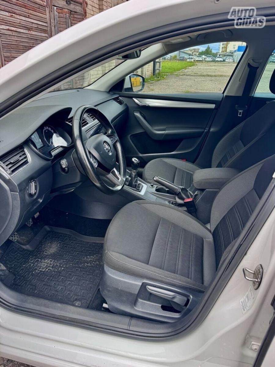 White Skoda Octavia 2018 in Kretinga, with an engine capacity of 1.60 L and mileage of 287 thousand km for 7000 €, photo 16 on AUTOMOTO.COM.LV
