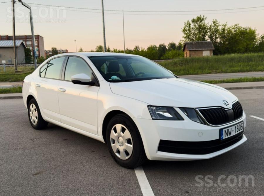 White Skoda Octavia 2019 in Riga, with an engine capacity of 1.60 L and mileage of 135 thousand km for 8800 €, photo 7 on AUTOMOTO.COM.LV