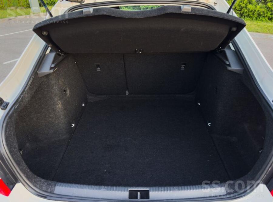 White Skoda Octavia 2019 in Riga, with an engine capacity of 1.60 L and mileage of 135 thousand km for 8800 €, photo 12 on AUTOMOTO.COM.LV