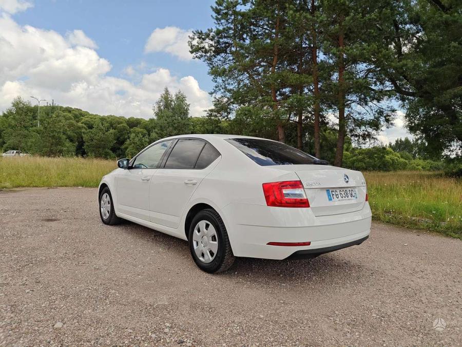 White Skoda Octavia 2019 in Taurage, with an engine capacity of 1.60 L and mileage of 280 thousand km for 5700 €, photo 9 on AUTOMOTO.COM.LV