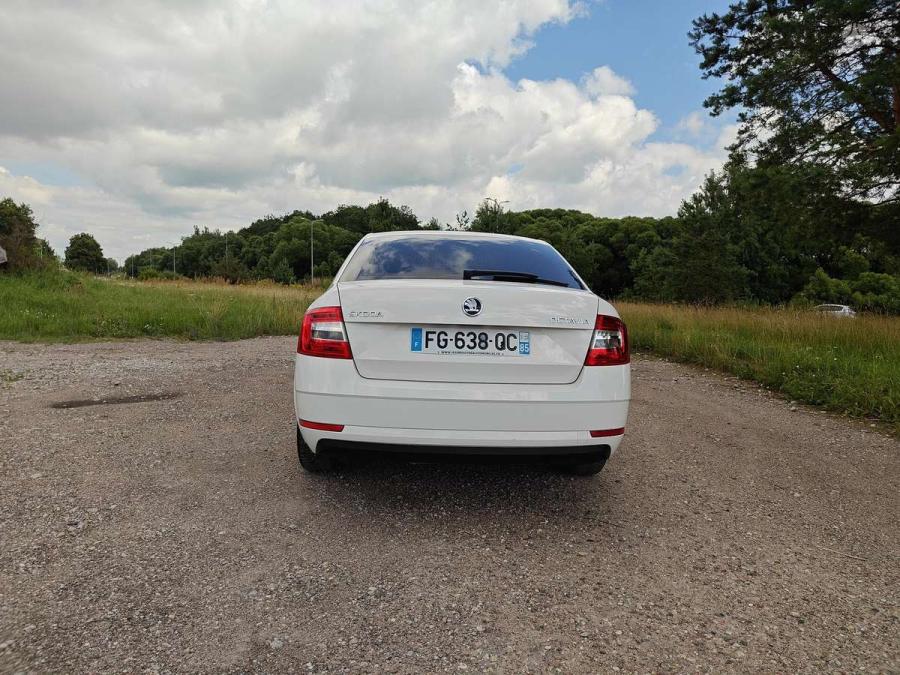 White Skoda Octavia 2019 in Taurage, with an engine capacity of 1.60 L and mileage of 280 thousand km for 5700 €, photo 10 on AUTOMOTO.COM.LV