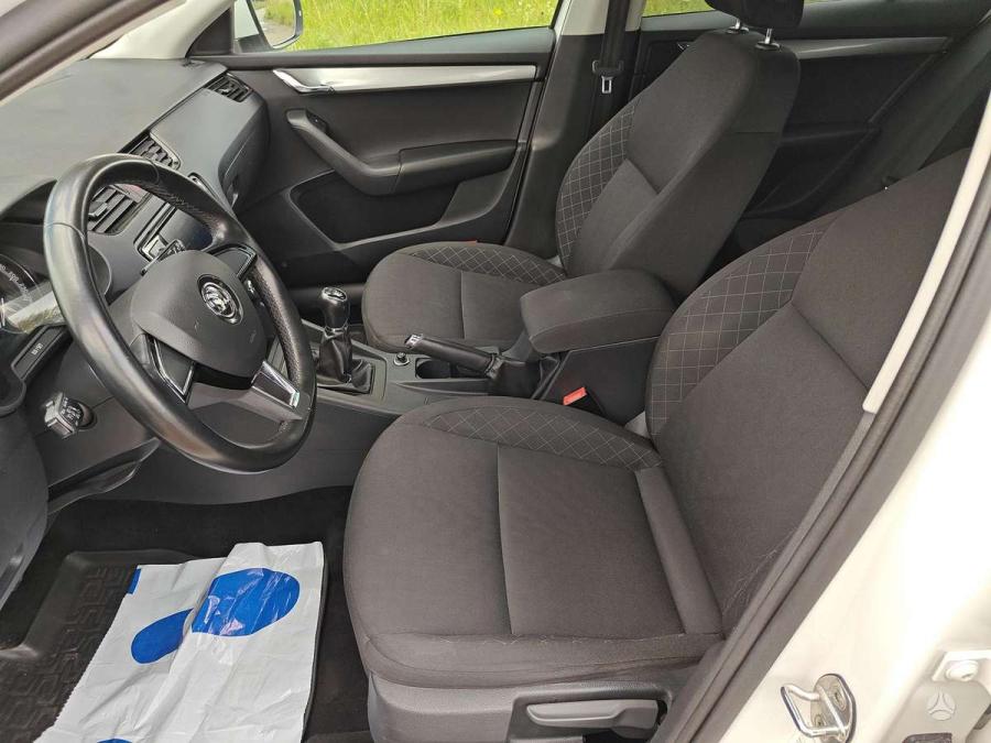 White Skoda Octavia 2019 in Taurage, with an engine capacity of 1.60 L and mileage of 280 thousand km for 5700 €, photo 15 on AUTOMOTO.COM.LV