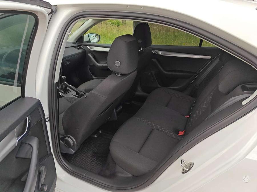 White Skoda Octavia 2019 in Taurage, with an engine capacity of 1.60 L and mileage of 280 thousand km for 5700 €, photo 16 on AUTOMOTO.COM.LV