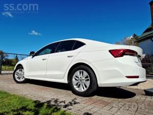 White Skoda Octavia 2020 in Liepaja, with an engine capacity of 2.00 L and mileage of 176 thousand km for 12555 €, photo 3 on AUTOMOTO.COM.LV