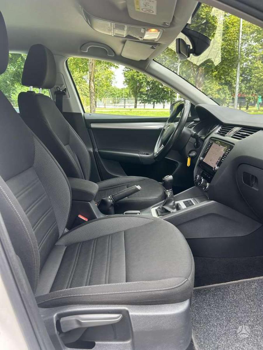 White Skoda Octavia 2020 in Taurage, with an engine capacity of 1.97 L and mileage of 217 thousand km for 7100 €, photo 8 on AUTOMOTO.COM.LV