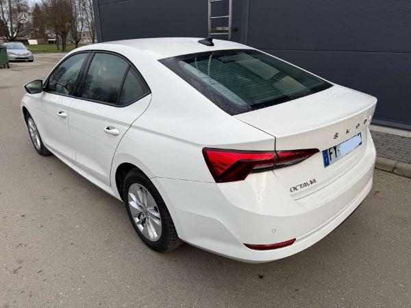 White Skoda Octavia 2021 in Silute, with an engine capacity of 1.97 L and mileage of 180 thousand km for 9990 €, photo 4 on AUTOMOTO.COM.LV