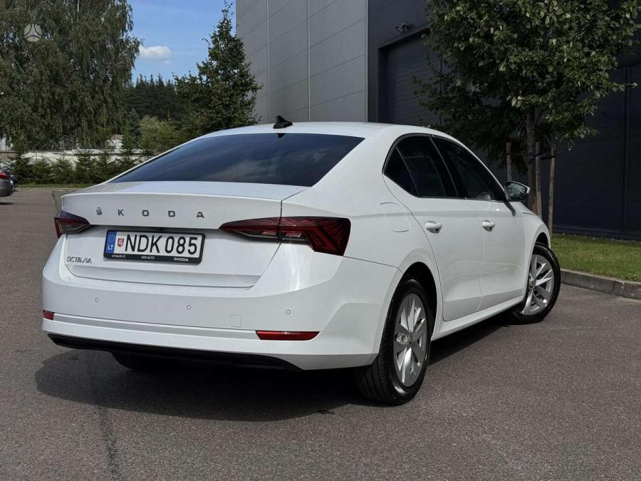 White Skoda Octavia 2021 in Vilnius, with an engine capacity of 1.97 L and mileage of 140 thousand km for 16200 €, photo 8 on AUTOMOTO.COM.LV
