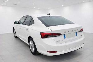 White Skoda Octavia 2022 in Taurage, with an engine capacity of 2.00 L and mileage of 223 thousand km for 12350 €, photo 4 on AUTOMOTO.COM.LV