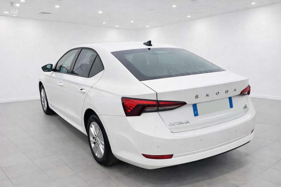 White Skoda Octavia 2022 in Taurage, with an engine capacity of 2.00 L and mileage of 223 thousand km for 12350 €, photo 4 on AUTOMOTO.COM.LV