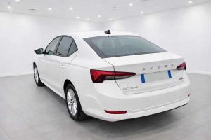 White Skoda Octavia 2022 in Taurage, with an engine capacity of 2.00 L and mileage of 223 thousand km for 12350 €, photo 6 on AUTOMOTO.COM.LV