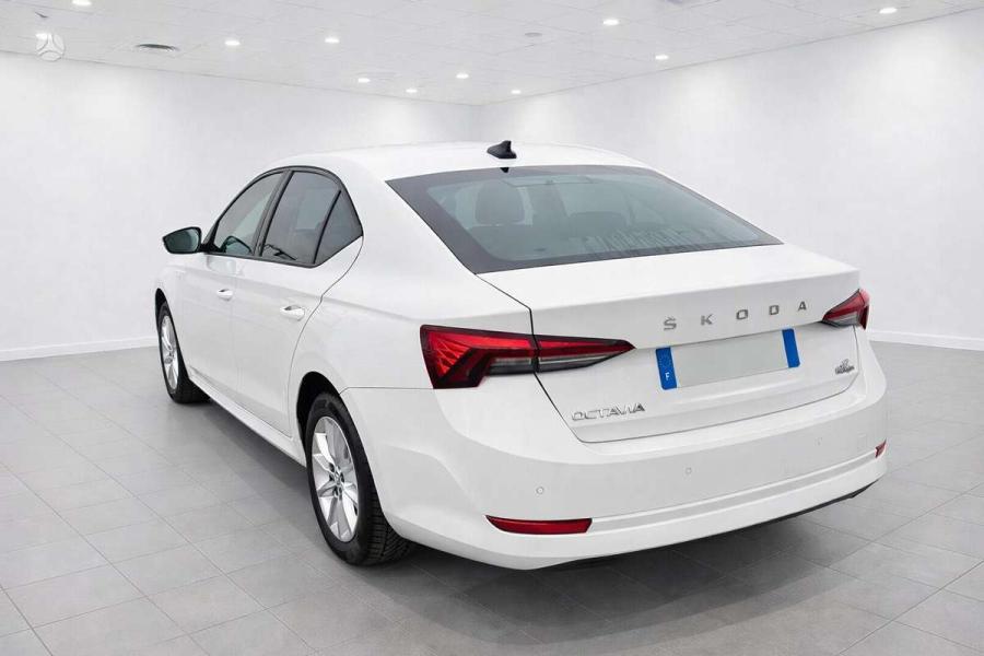 White Skoda Octavia 2022 in Taurage, with an engine capacity of 2.00 L and mileage of 223 thousand km for 12350 €, photo 6 on AUTOMOTO.COM.LV
