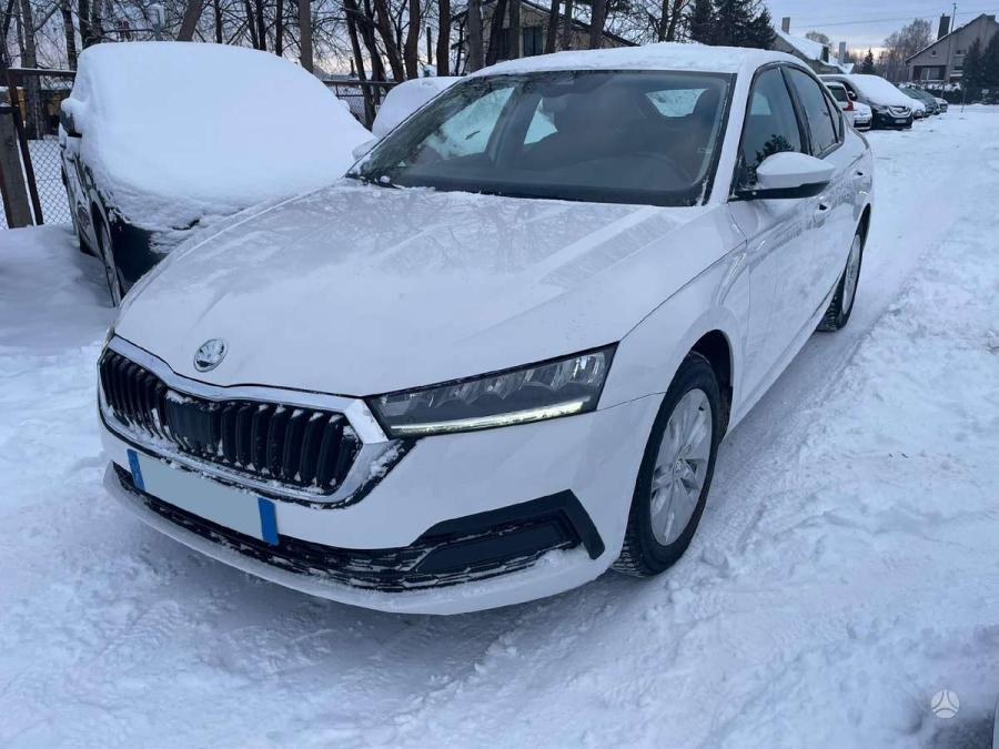 White Skoda Octavia 2022 in Taurage, with an engine capacity of 2.00 L and mileage of 225 thousand km for 12400 €, photo 2 on AUTOMOTO.COM.LV