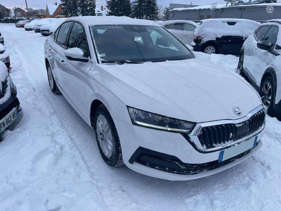 White Skoda Octavia 2022 in Taurage, with an engine capacity of 2.00 L and mileage of 225 thousand km for 12400 €, photo 3 on AUTOMOTO.COM.LV