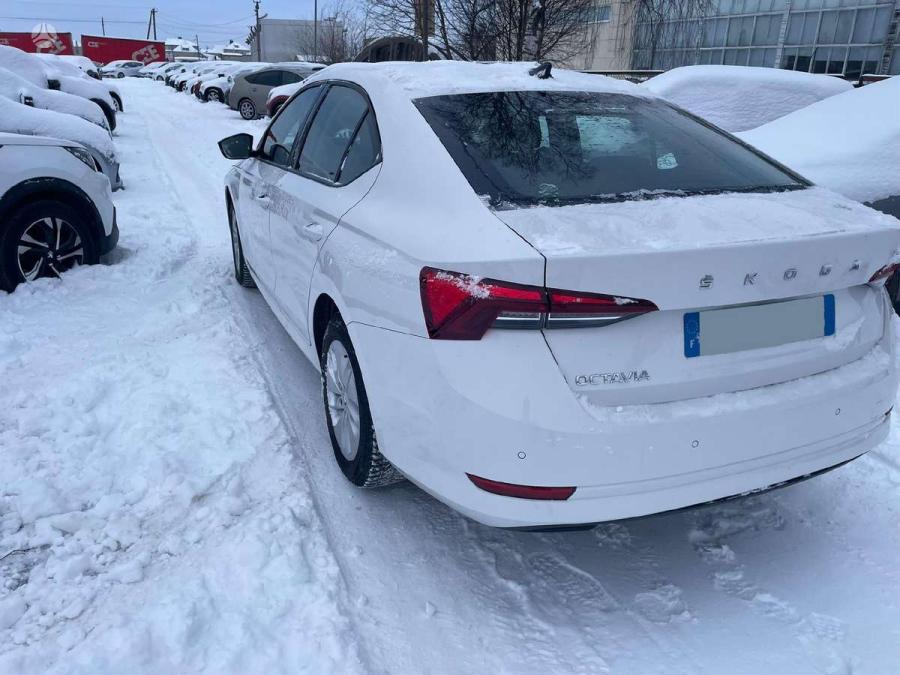 White Skoda Octavia 2022 in Taurage, with an engine capacity of 2.00 L and mileage of 225 thousand km for 12400 €, photo 4 on AUTOMOTO.COM.LV