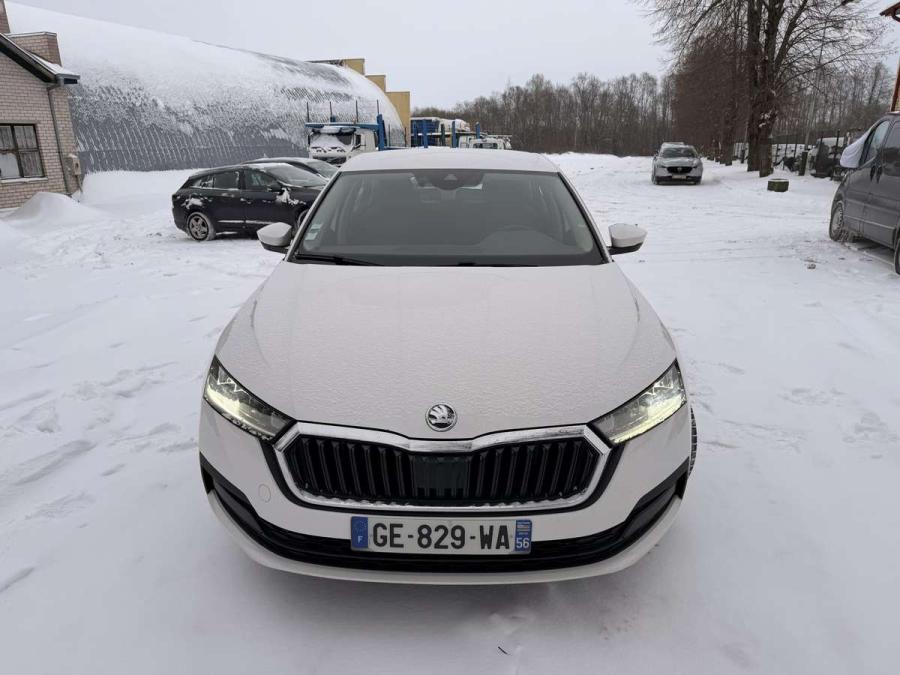 White Skoda Octavia 2022 in Taurage, with an engine capacity of 1.97 L and mileage of 256 thousand km for 10650 €, photo 3 on AUTOMOTO.COM.LV