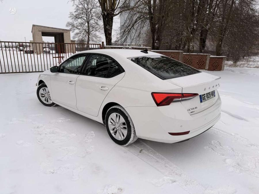 White Skoda Octavia 2022 in Taurage, with an engine capacity of 1.97 L and mileage of 256 thousand km for 10650 €, photo 4 on AUTOMOTO.COM.LV