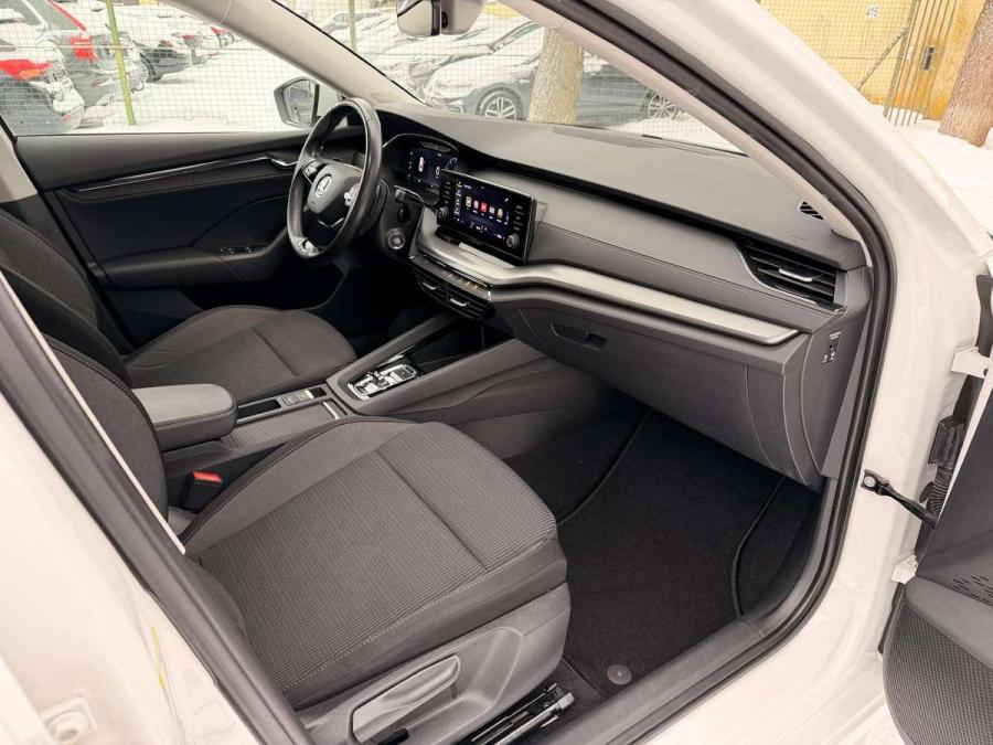 White Skoda Octavia 2022 in Taurage, with an engine capacity of 1.97 L and mileage of 256 thousand km for 10650 €, photo 11 on AUTOMOTO.COM.LV
