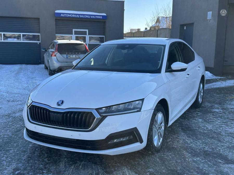White Skoda Octavia 2022 in Taurage, with an engine capacity of 1.97 L and mileage of 350 thousand km for 10900 €, photo 1 on AUTOMOTO.COM.LV