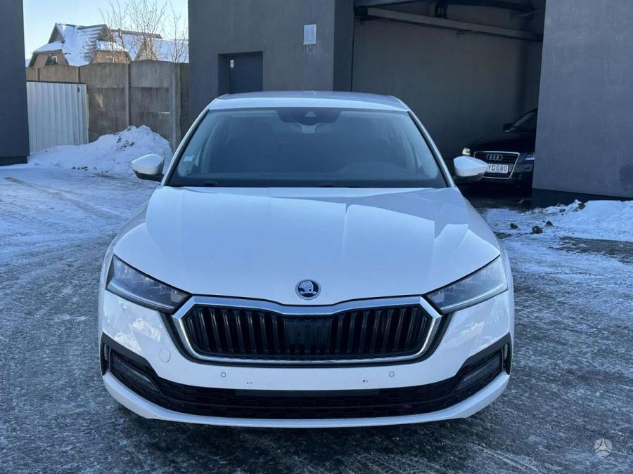 White Skoda Octavia 2022 in Taurage, with an engine capacity of 1.97 L and mileage of 350 thousand km for 10900 €, photo 2 on AUTOMOTO.COM.LV