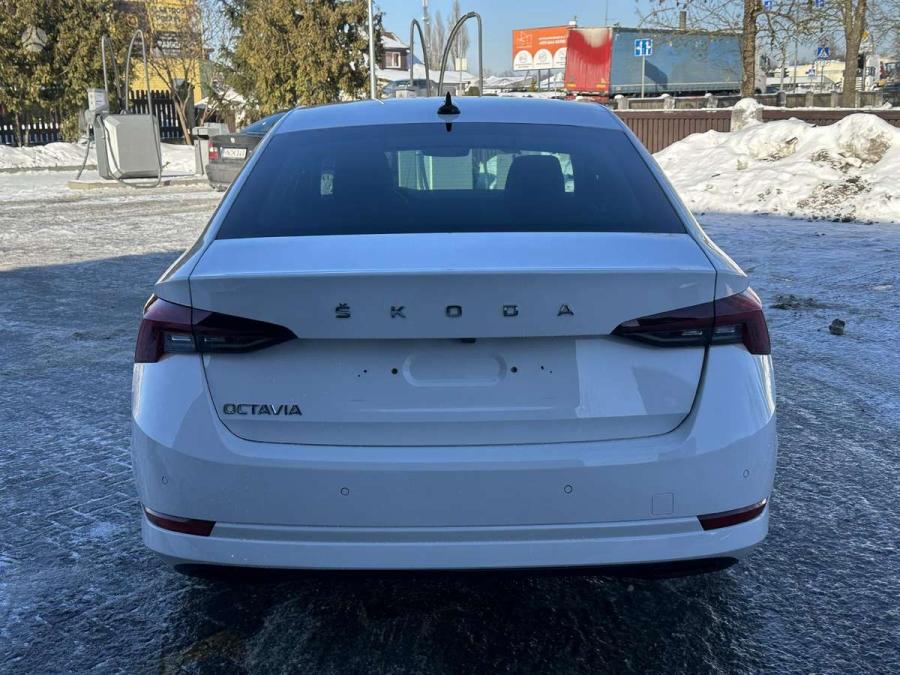 White Skoda Octavia 2022 in Taurage, with an engine capacity of 1.97 L and mileage of 350 thousand km for 10900 €, photo 5 on AUTOMOTO.COM.LV