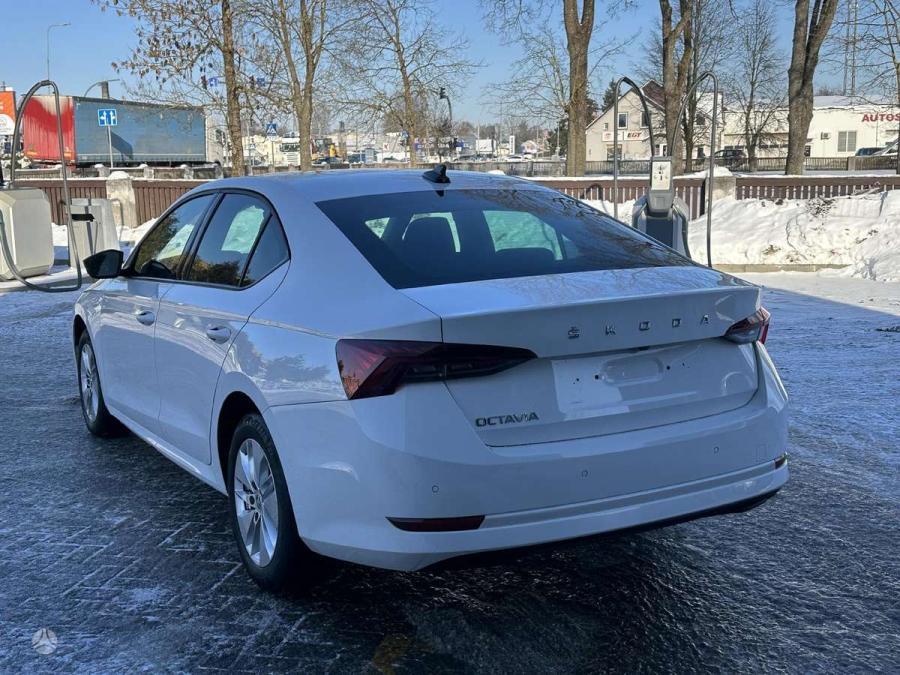 White Skoda Octavia 2022 in Taurage, with an engine capacity of 1.97 L and mileage of 350 thousand km for 10900 €, photo 6 on AUTOMOTO.COM.LV