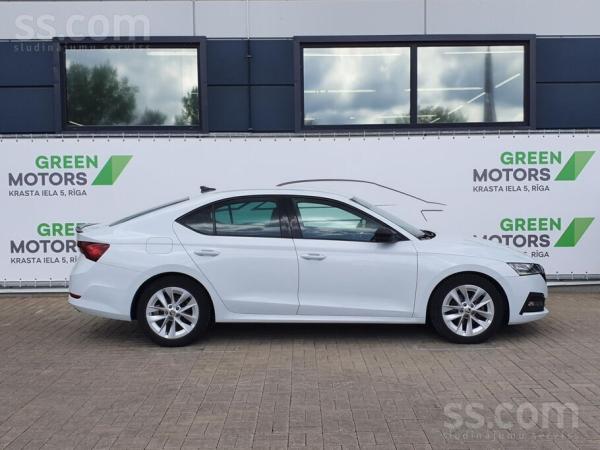 White Skoda Octavia 2022 in Riga, with an engine capacity of 2.00 L and mileage of 95 thousand km for 20900 €, photo 4 on AUTOMOTO.COM.LV