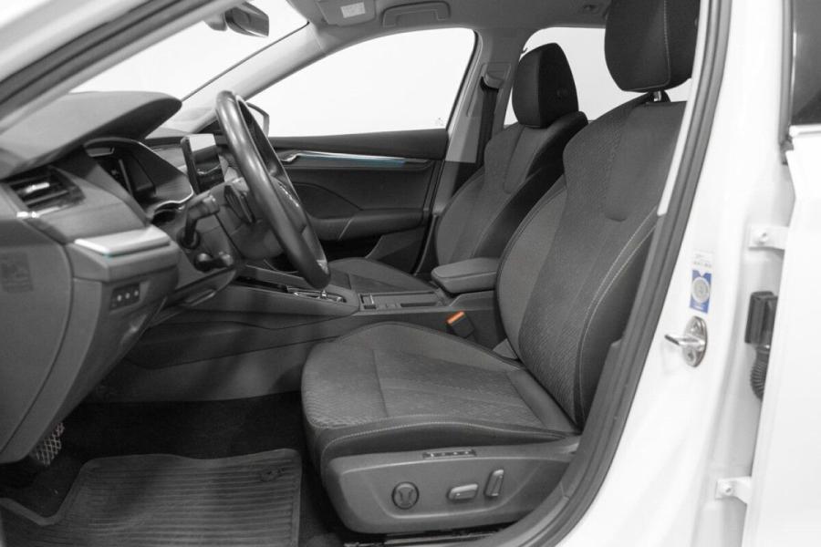 White Skoda Octavia 2022 in Vilnius, with an engine capacity of 1.40 L and mileage of 137 thousand km for 17950 €, photo 6 on AUTOMOTO.COM.LV