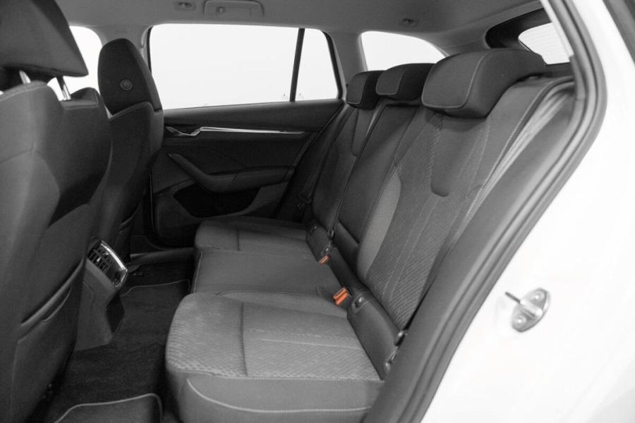 White Skoda Octavia 2022 in Vilnius, with an engine capacity of 1.40 L and mileage of 137 thousand km for 17950 €, photo 7 on AUTOMOTO.COM.LV