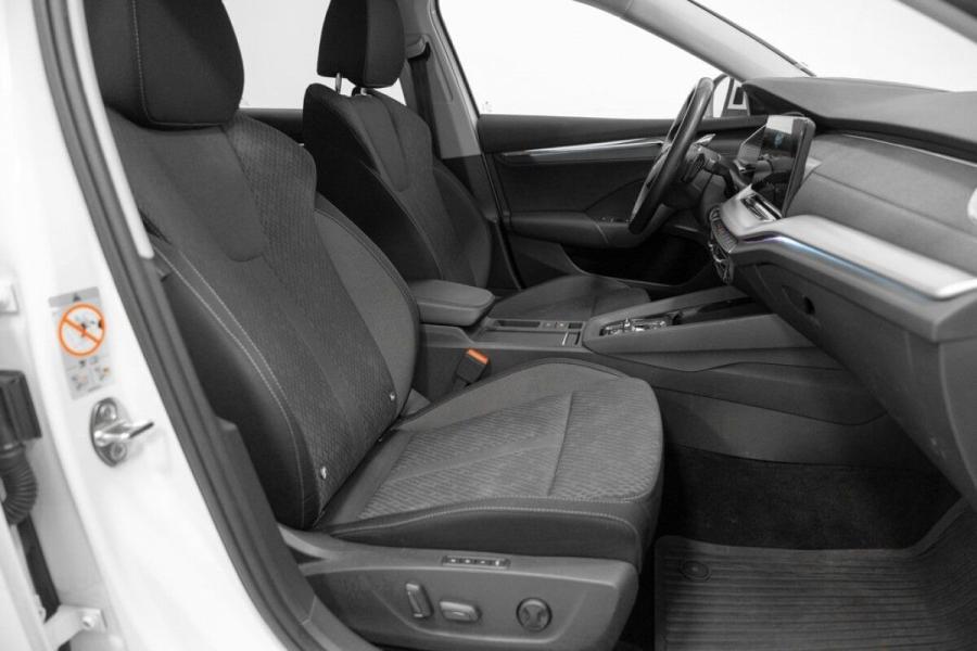 White Skoda Octavia 2022 in Vilnius, with an engine capacity of 1.40 L and mileage of 137 thousand km for 17950 €, photo 8 on AUTOMOTO.COM.LV