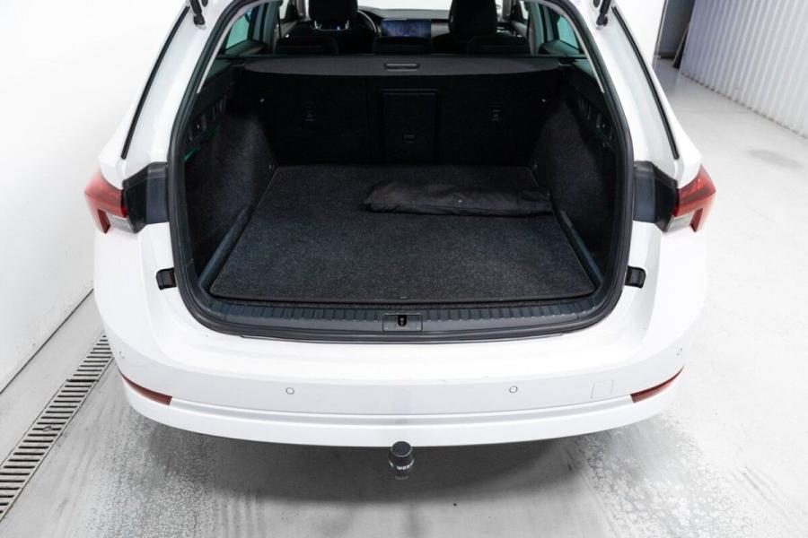 White Skoda Octavia 2022 in Vilnius, with an engine capacity of 1.40 L and mileage of 137 thousand km for 17950 €, photo 26 on AUTOMOTO.COM.LV