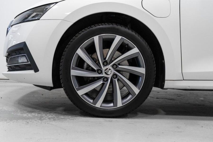 White Skoda Octavia 2022 in Vilnius, with an engine capacity of 1.40 L and mileage of 137 thousand km for 17950 €, photo 27 on AUTOMOTO.COM.LV