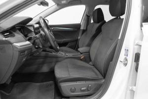 White Skoda Octavia 2022 in Vilnius, with an engine capacity of 1.40 L and mileage of 137 thousand km for 17950 €, photo 6 on AUTOMOTO.COM.LV