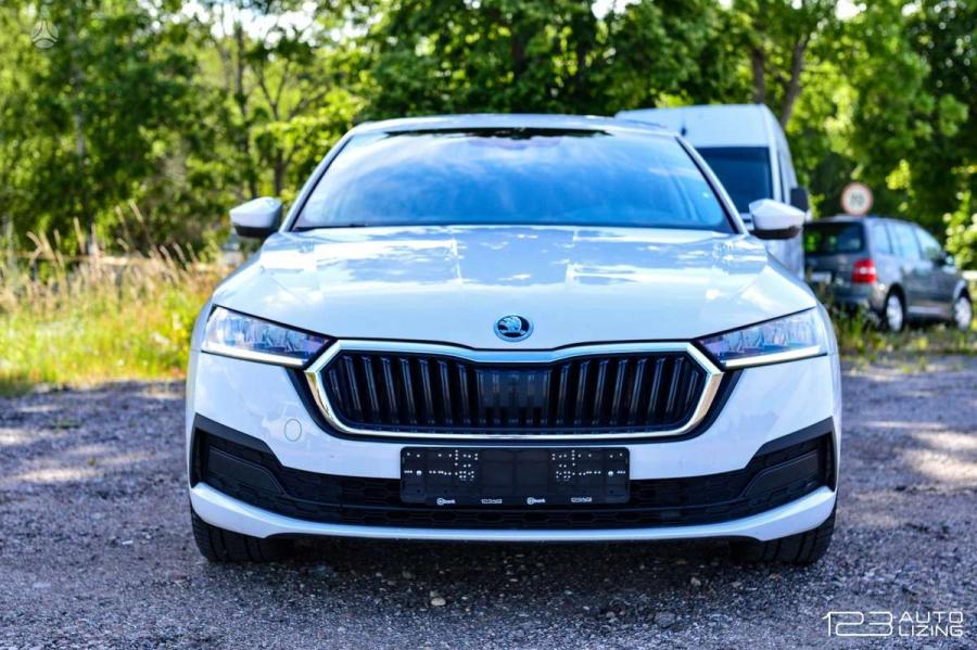 White Skoda Octavia 2023 in Kretinga, with an engine capacity of 2.00 L and mileage of 189 thousand km for 17999 €, photo 4 on AUTOMOTO.COM.LV