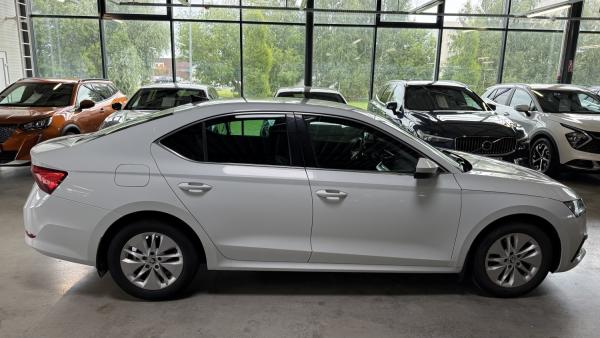 Balts Skoda Octavia 2023 Rīga, ar dzinēja tilpumu 2.00 L un nobraukumu 102 tūkst. km par 1650000 €, foto 4 vietnē AUTOMOTO.COM.LV