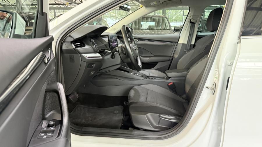 Balts Skoda Octavia 2023 Rīga, ar dzinēja tilpumu 2.00 L un nobraukumu 102 tūkst. km par 1650000 €, foto 10 vietnē AUTOMOTO.COM.LV