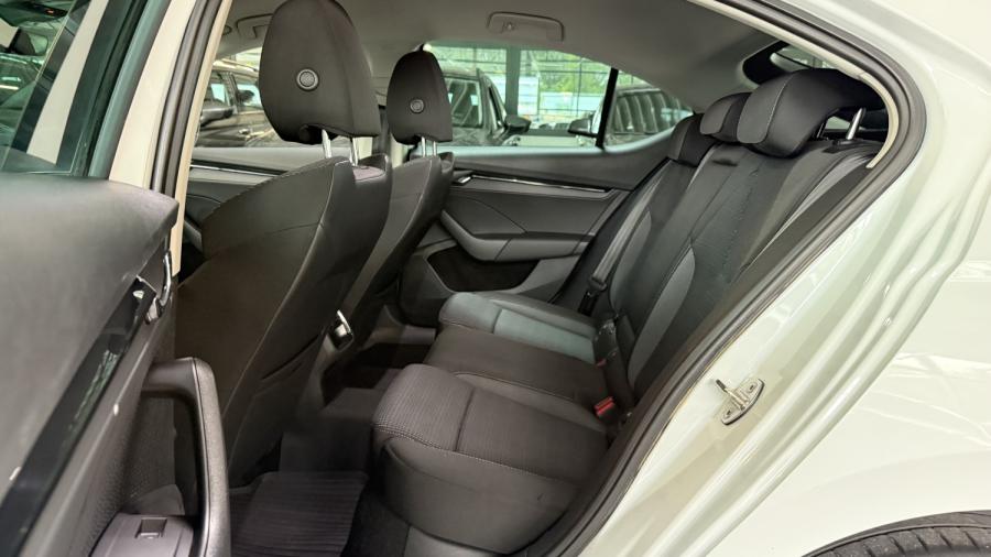 Balts Skoda Octavia 2023 Rīga, ar dzinēja tilpumu 2.00 L un nobraukumu 102 tūkst. km par 1650000 €, foto 12 vietnē AUTOMOTO.COM.LV