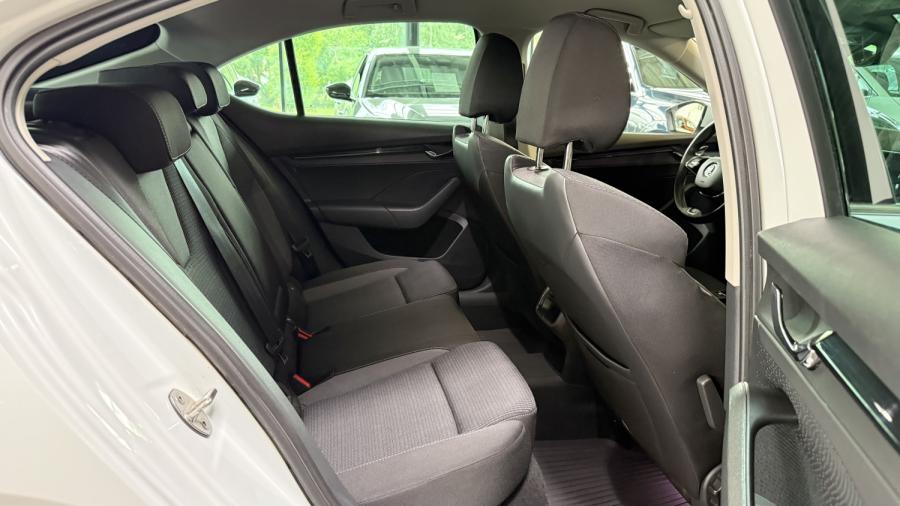 Balts Skoda Octavia 2023 Rīga, ar dzinēja tilpumu 2.00 L un nobraukumu 102 tūkst. km par 1650000 €, foto 14 vietnē AUTOMOTO.COM.LV