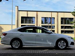 White Skoda Octavia 2023 in Taurage, with an engine capacity of 1.97 L and mileage of 187 thousand km for 12500 €, photo 5 on AUTOMOTO.COM.LV