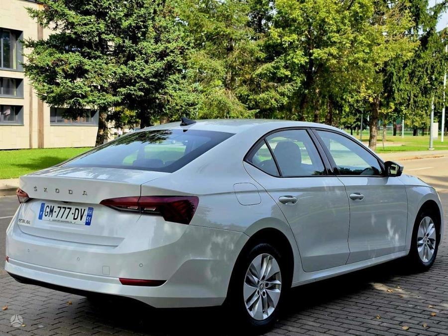 White Skoda Octavia 2023 in Taurage, with an engine capacity of 1.97 L and mileage of 187 thousand km for 12500 €, photo 6 on AUTOMOTO.COM.LV