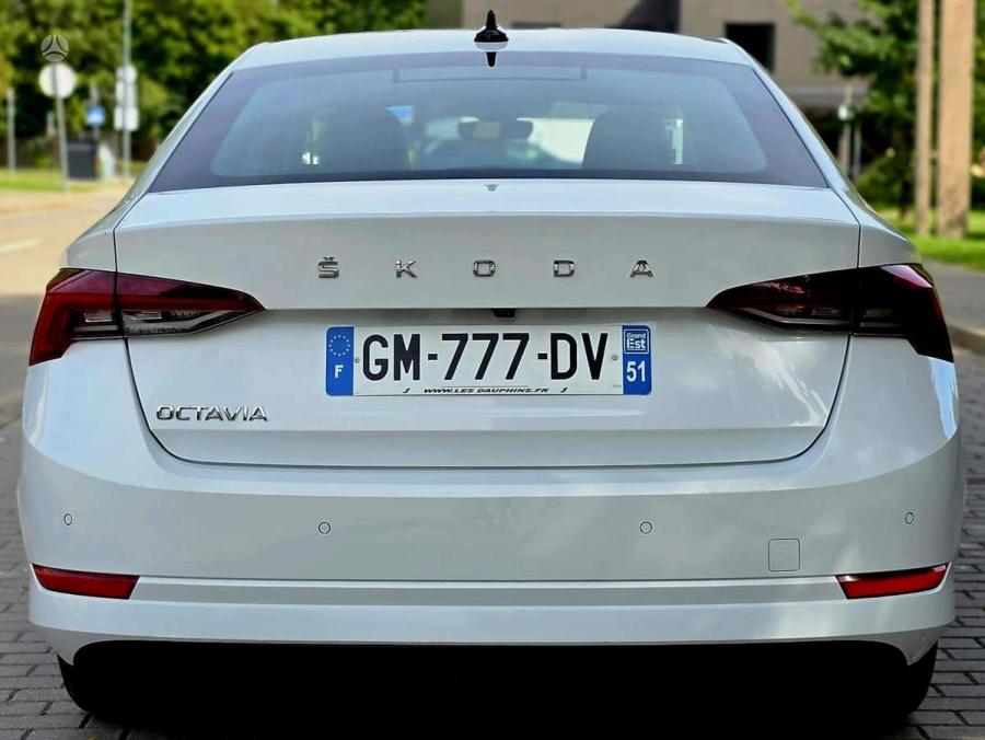 White Skoda Octavia 2023 in Taurage, with an engine capacity of 1.97 L and mileage of 187 thousand km for 12500 €, photo 7 on AUTOMOTO.COM.LV