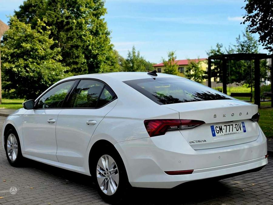 White Skoda Octavia 2023 in Taurage, with an engine capacity of 1.97 L and mileage of 187 thousand km for 12500 €, photo 8 on AUTOMOTO.COM.LV