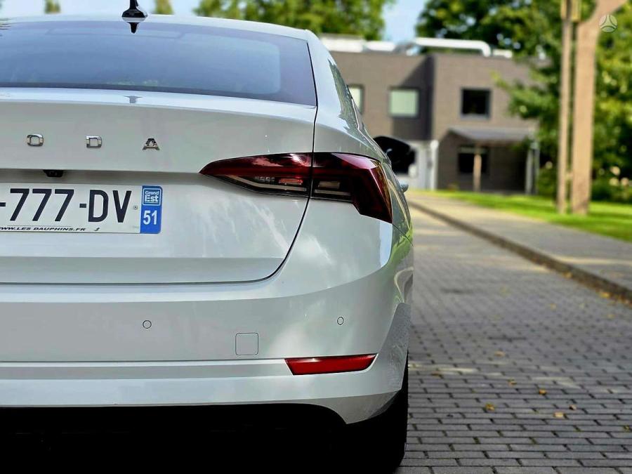 White Skoda Octavia 2023 in Taurage, with an engine capacity of 1.97 L and mileage of 187 thousand km for 12500 €, photo 13 on AUTOMOTO.COM.LV