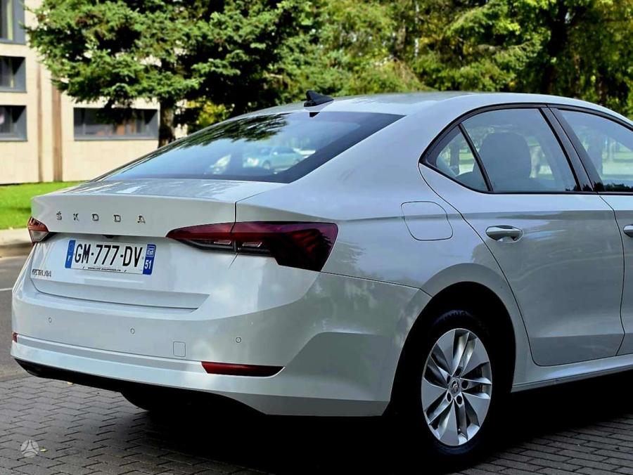 White Skoda Octavia 2023 in Taurage, with an engine capacity of 1.97 L and mileage of 187 thousand km for 12500 €, photo 14 on AUTOMOTO.COM.LV