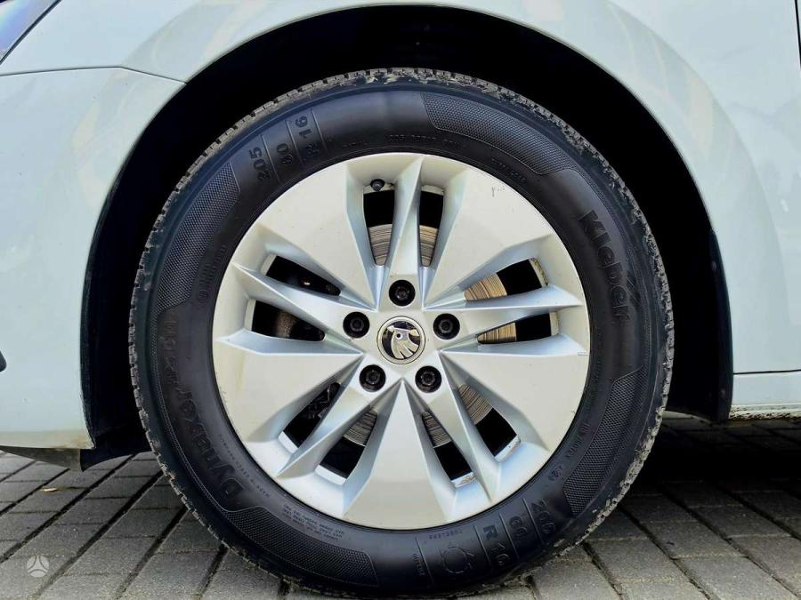 White Skoda Octavia 2023 in Taurage, with an engine capacity of 1.97 L and mileage of 187 thousand km for 12500 €, photo 39 on AUTOMOTO.COM.LV