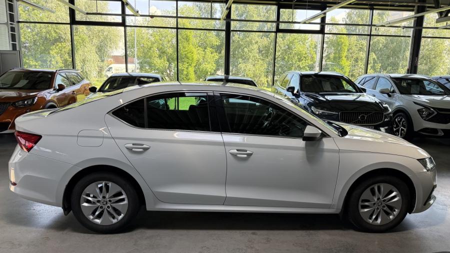 Balts Skoda Octavia 2024 Rīga, ar dzinēja tilpumu 2.00 L un nobraukumu 71 tūkst. km par 1750000 €, foto 5 vietnē AUTOMOTO.COM.LV