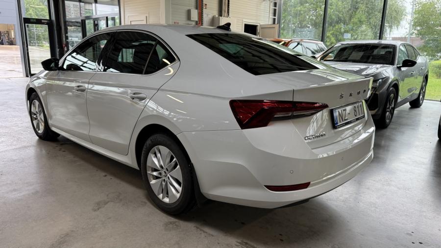 White Skoda Octavia 2024 in Riga, with an engine capacity of 2.00 L and mileage of 81 thousand km for 1690000 €, photo 3 on AUTOMOTO.COM.LV