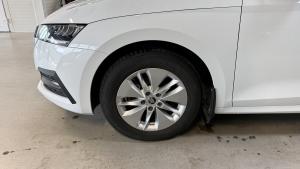 White Skoda Octavia 2024 in Riga, with an engine capacity of 2.00 L and mileage of 81 thousand km for 1690000 €, photo 7 on AUTOMOTO.COM.LV
